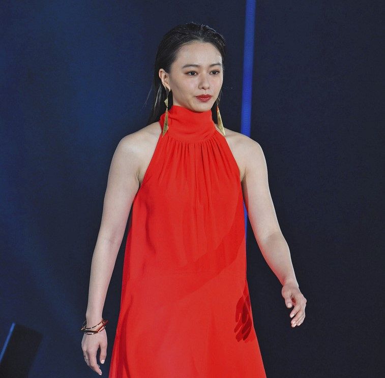 赤がまぶしい山本舞香、TGCで堂々のランウェイ 鷲見玲奈アナから肩のライン褒められた～(中日スポーツ) | JMMAポータル