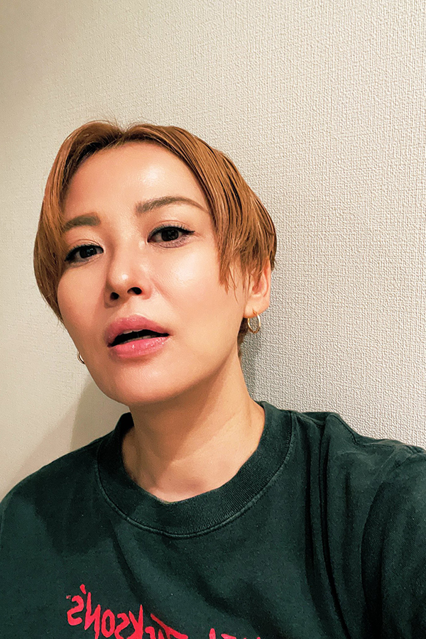 51歳・鈴木砂羽、金髪ベリショの激変姿にネット騒然「まるで別人」「本当に美人」(ENCOUNT) | JMMAポータル