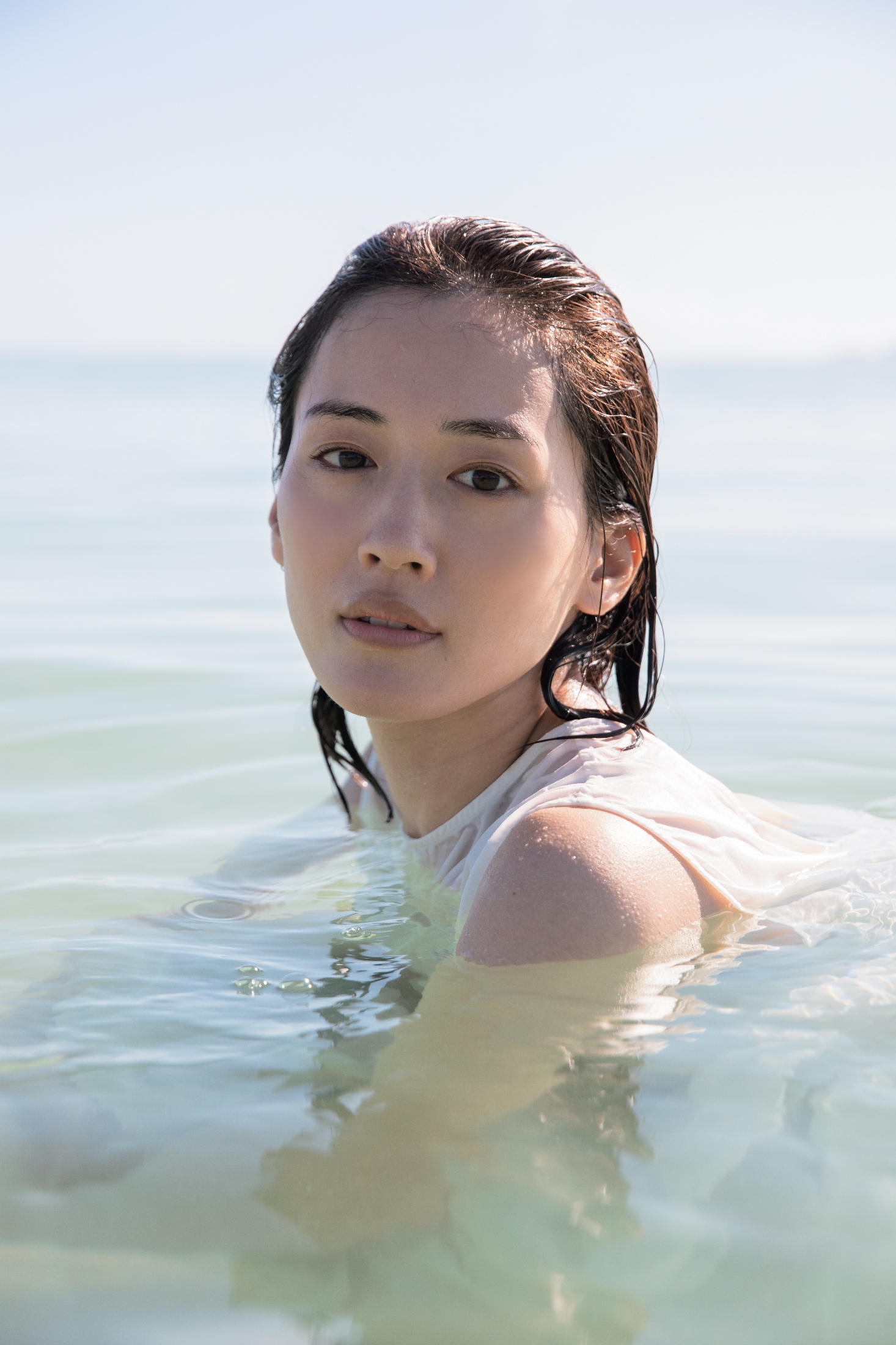 綾瀬はるか、最新写真集『原色』がAmazonタレント写真集部門1位に！新たなカットも公開(TOKYO HEADLINE WEB) | JMMAポータル