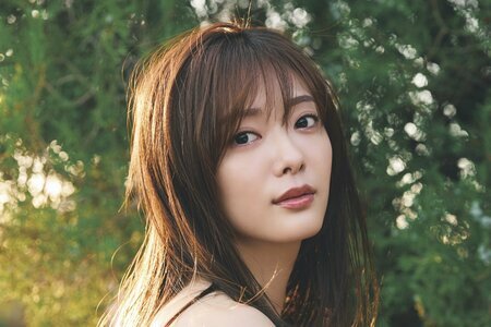 櫻坂46田村保乃 真っ白美肌＆けだるげな視線にドキッ ギャップ萌え間違いなし！3年ぶり写真集カット公開(LIMO) | JMMAポータル
